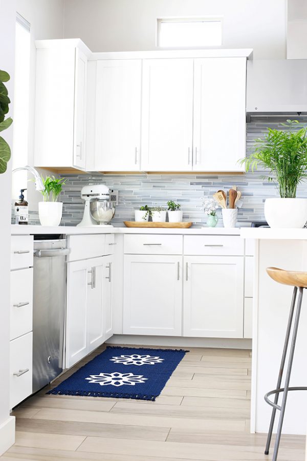 DIY Painted Kitchen Rug - yourmarketingbff.com